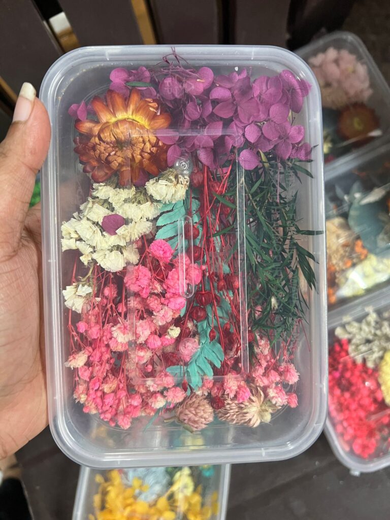 Dry Flower Box, Random Colour [ 7-8 Different Dry Flowers] - Soapaloop